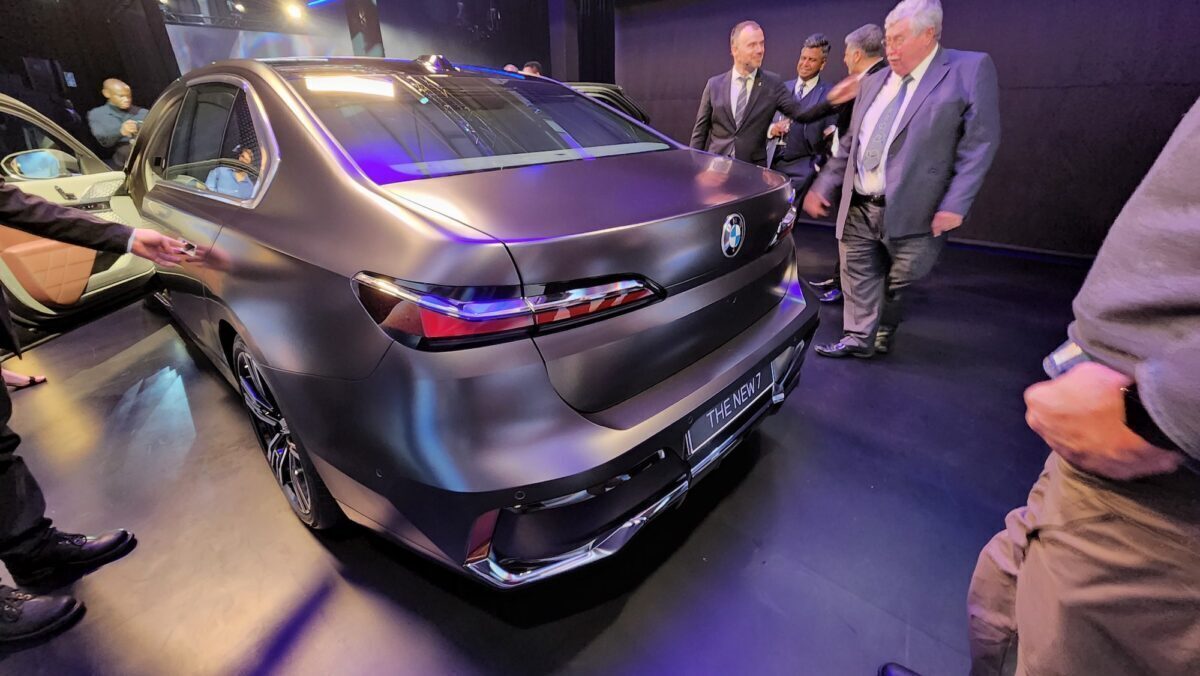 Inside BMW's New I7 EV And 7 Series Luxury Sedans - Stuff South Africa